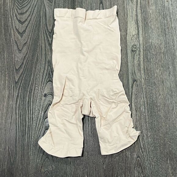 SKIMS | Intimates & Sleepwear | Nwot Skims Shapewear Kneeshorts ...
